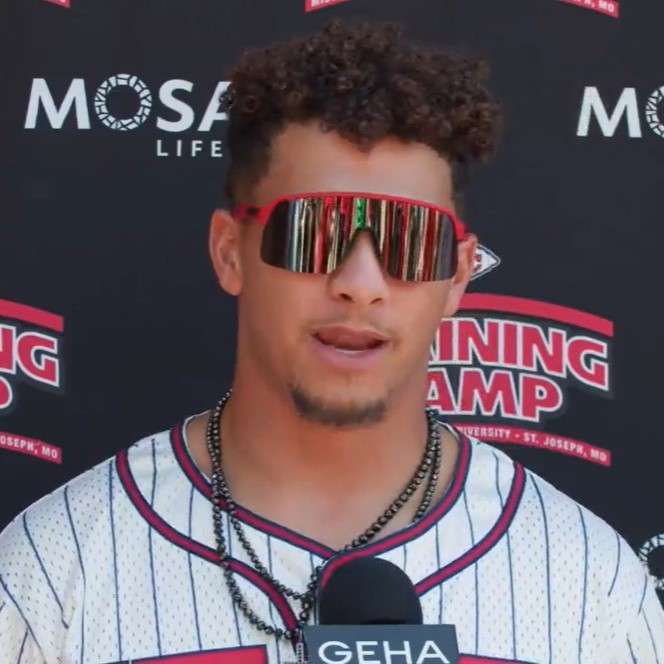 🎥Chiefs' Reid, Mahomes talk football as QBs, rookies report