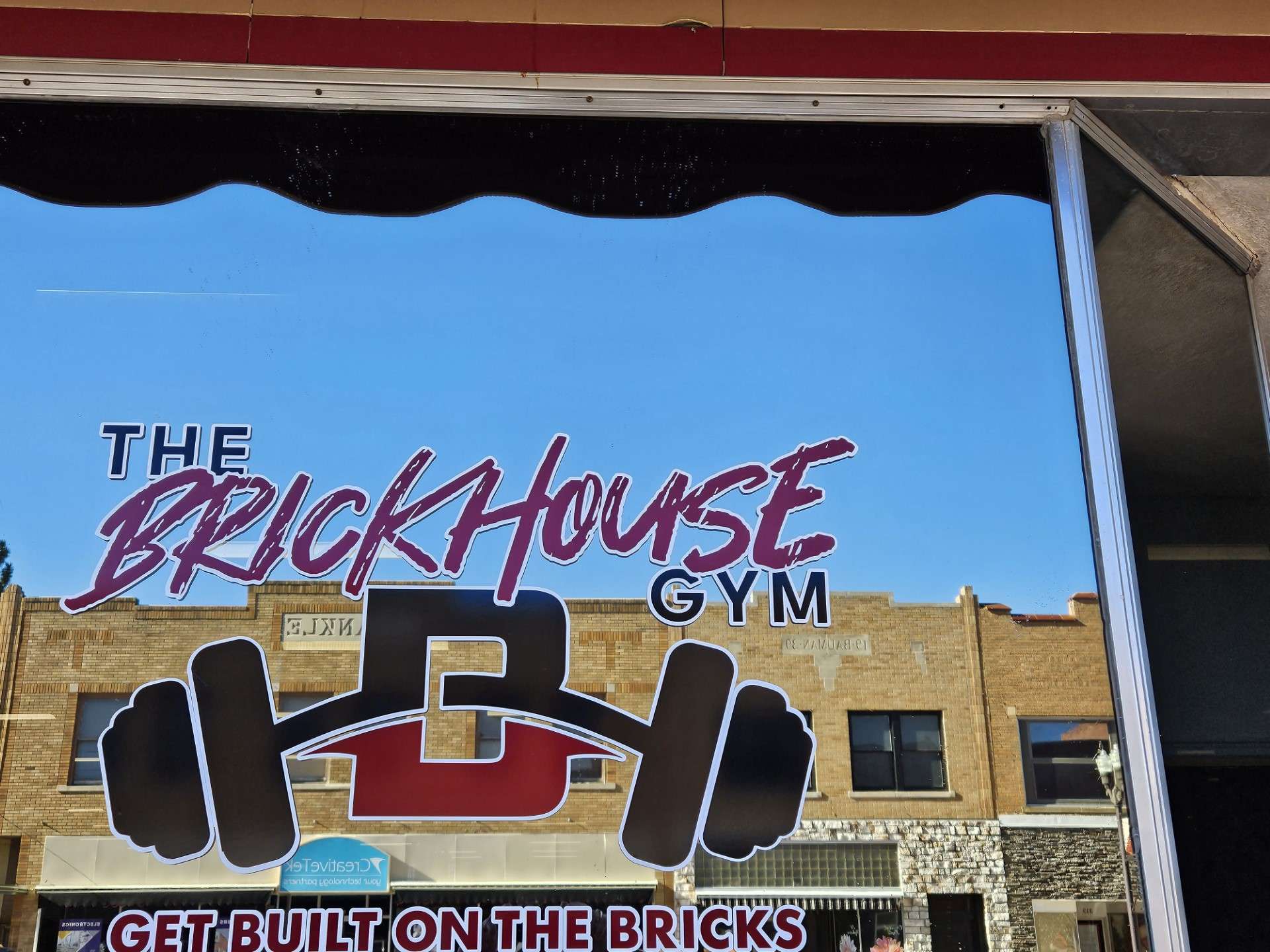 Brickhouse Gym Holds ribbon cutting ceremony in downtown Alliance