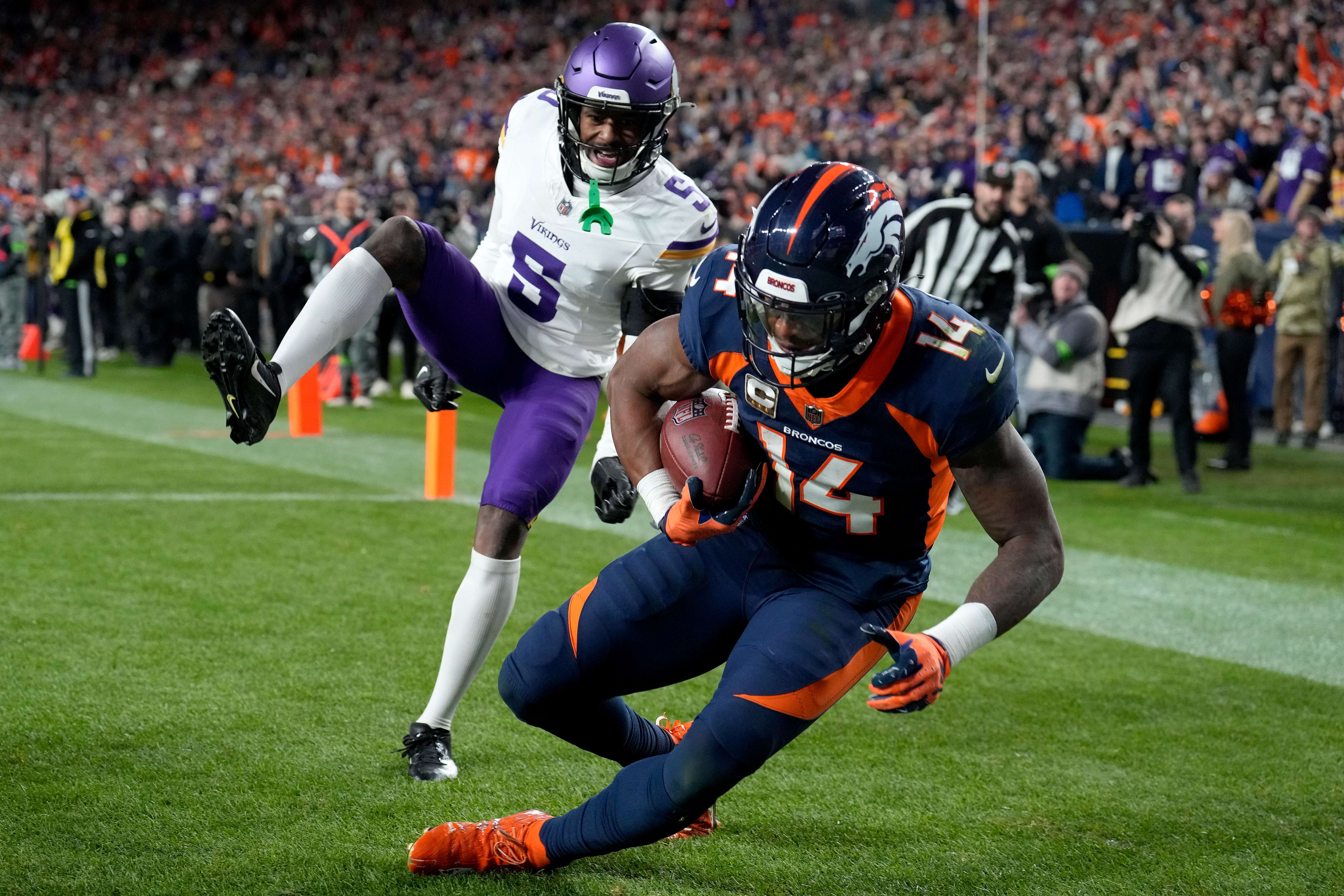 Broncos rally to end Vikings' 5-game winning streak, 21-20