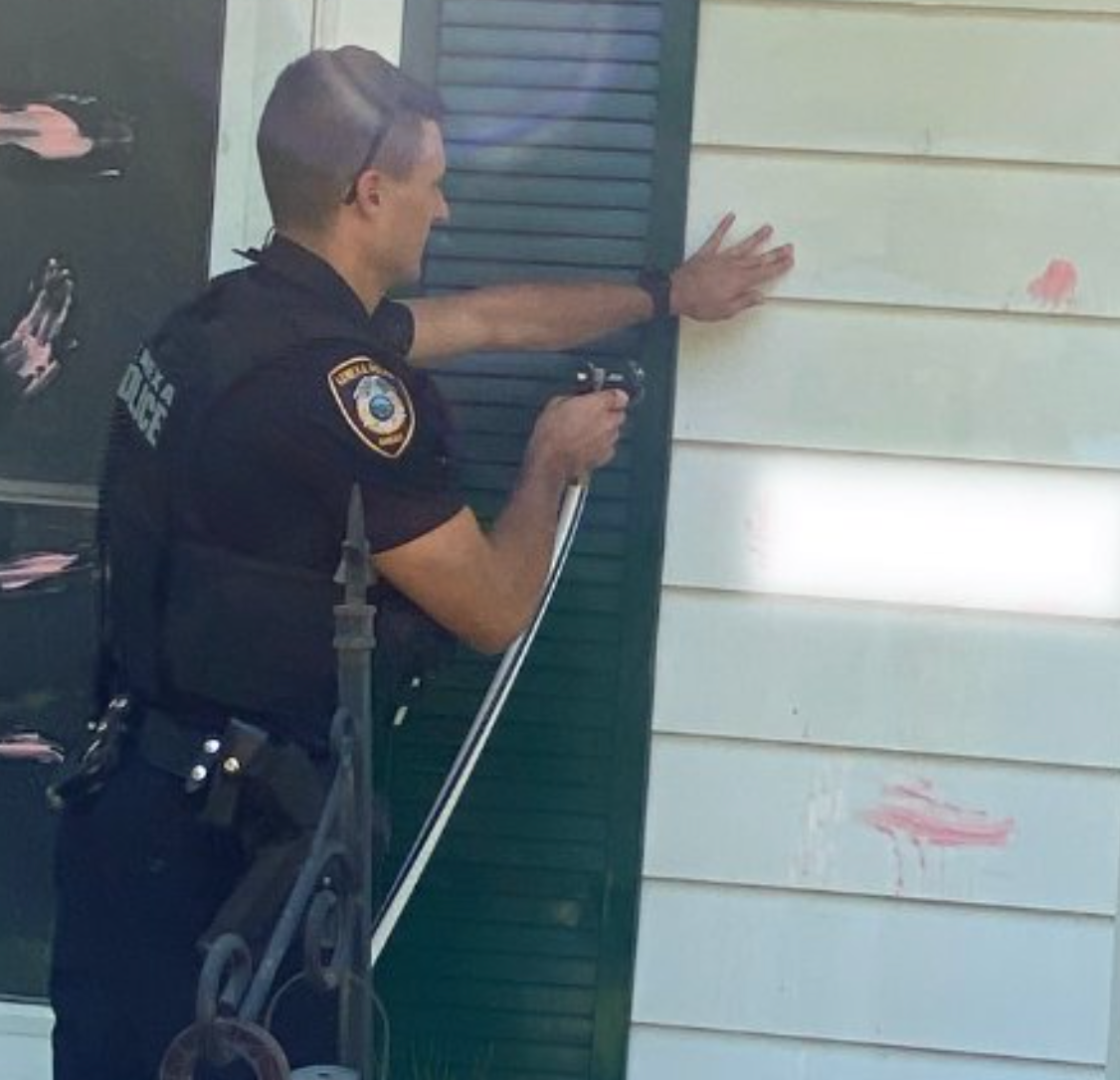 Kansas police officer praised for helping clean up vandalism