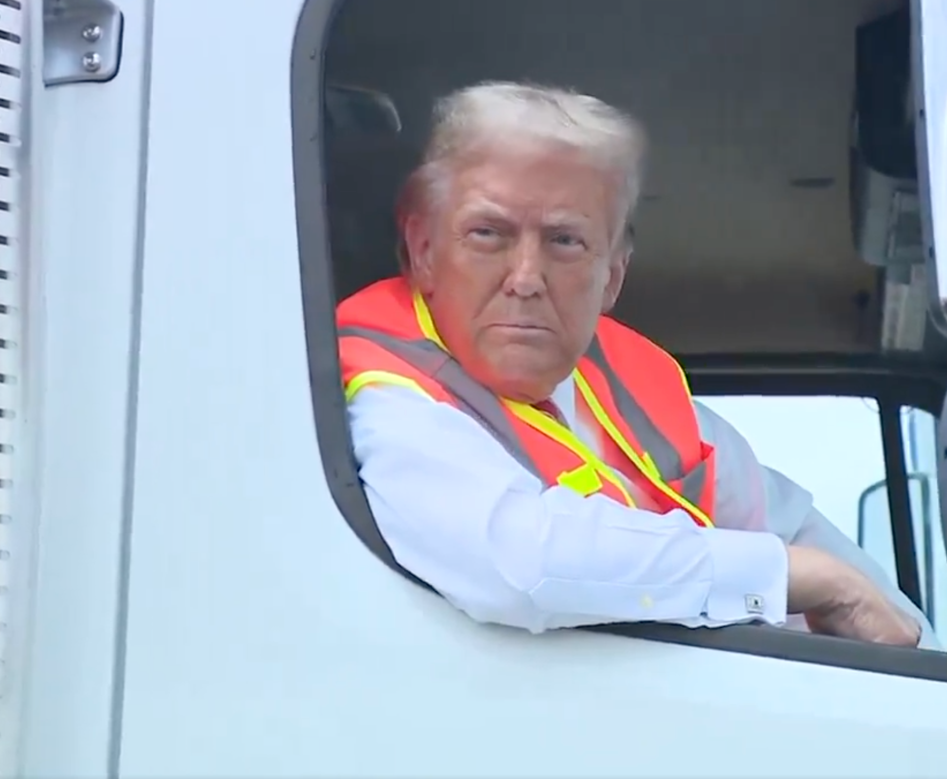 🎥 Trump in a garbage truck to draw attention to Biden remark