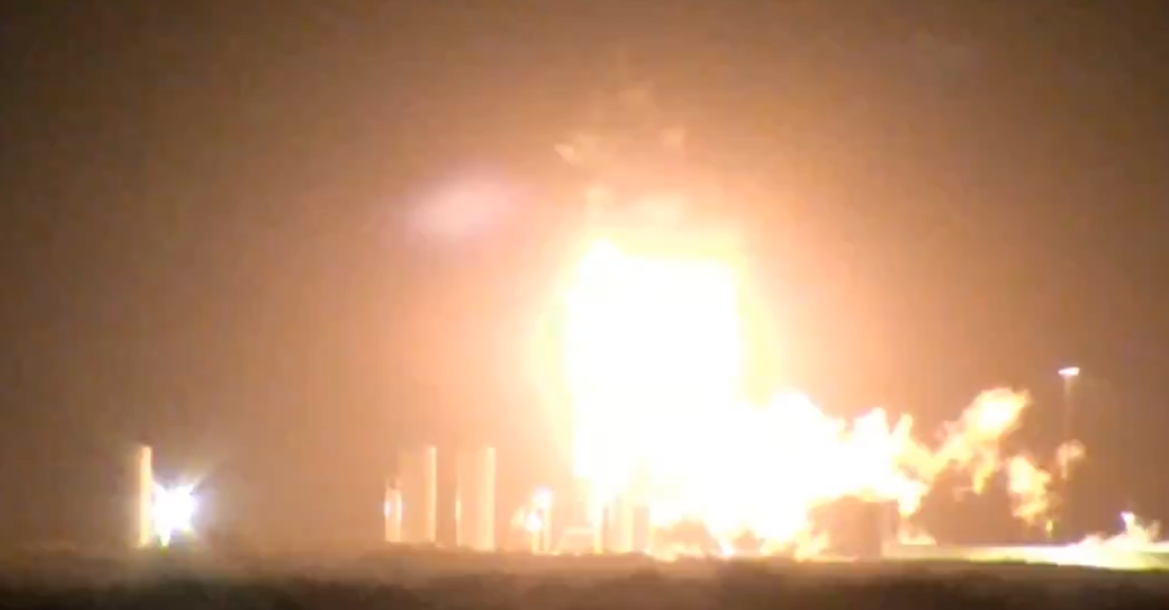 🎥SpaceX Starship rocket explodes during routine test