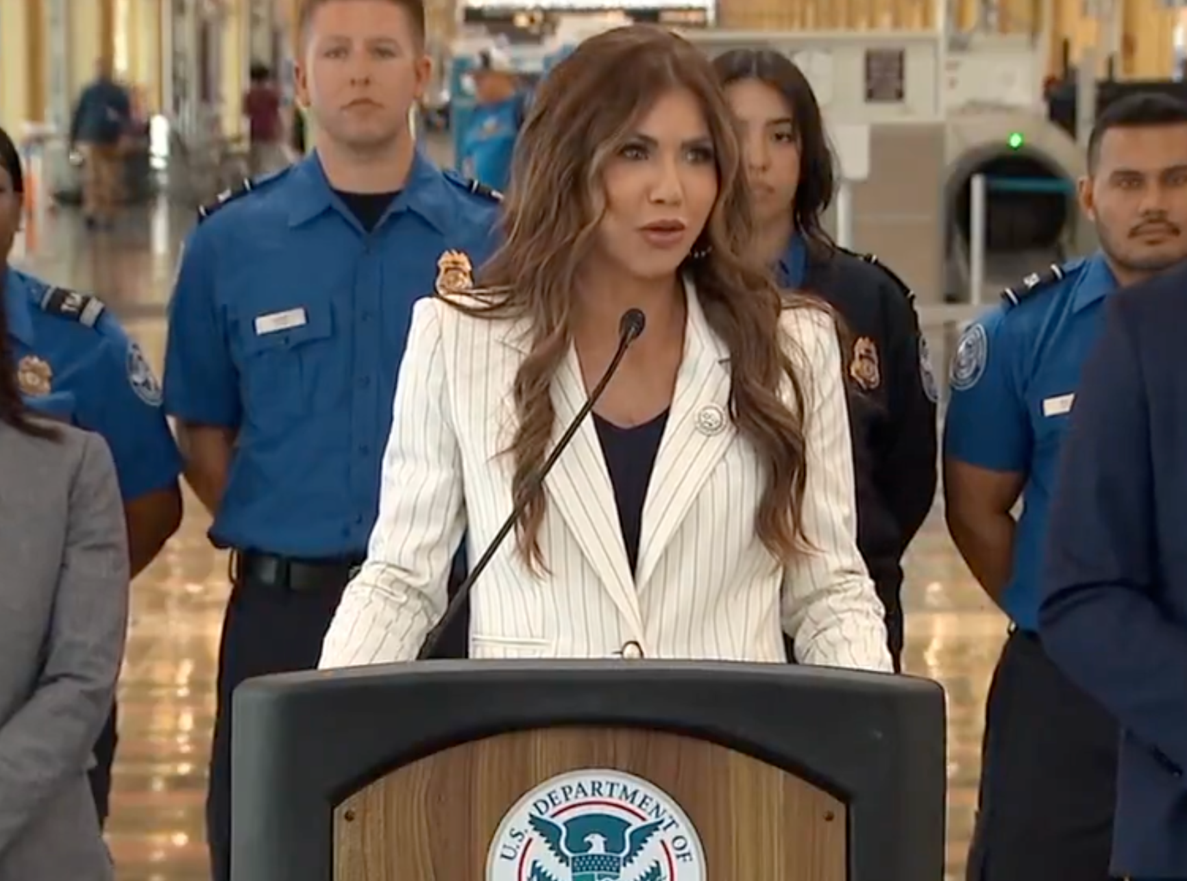 🎥TSA explains new no shoe removal policy at airport security