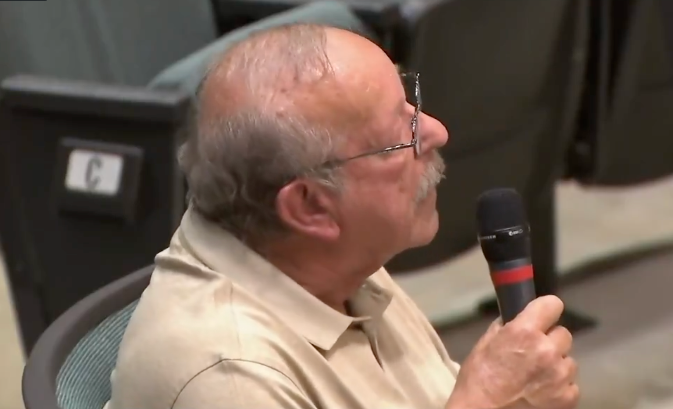 Something different, civility at GOP congressman's town hall