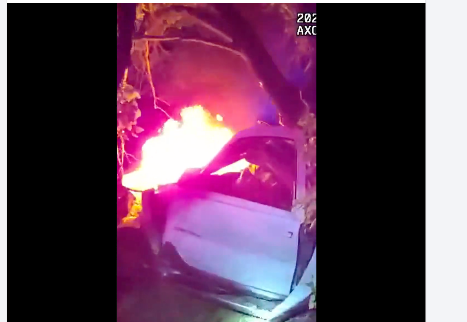 🎥Kansas officers rescue driver from crash and fire
