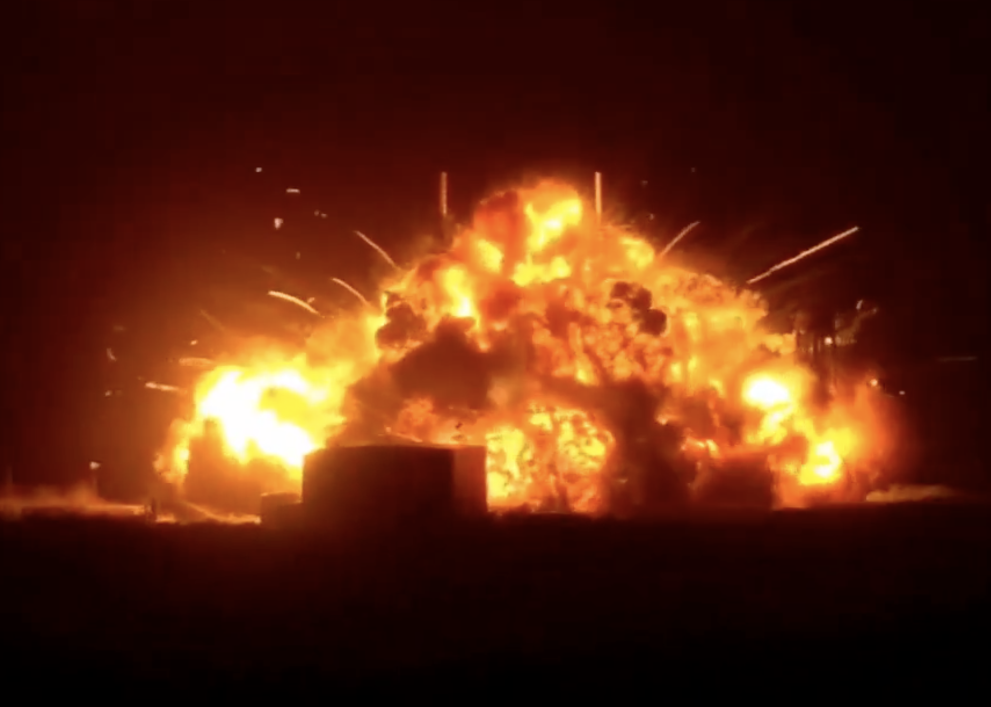 🎥Blue Origin rocket explodes on the launch pad during testing